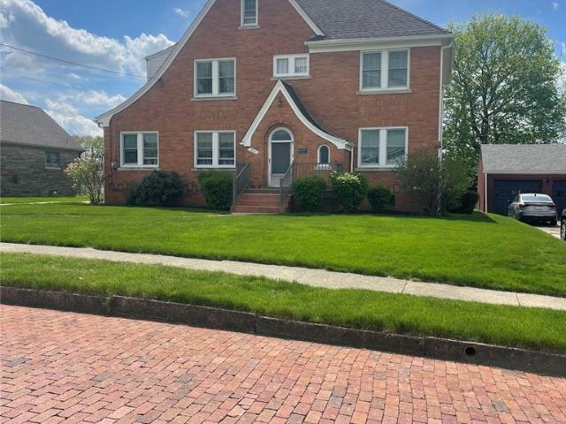 221 E Muntz Ave