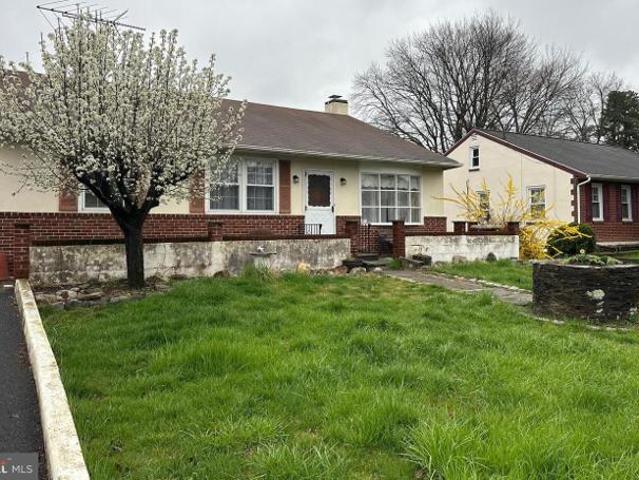 221 Fitzwatertown Rd, Willow Grove, PA 19090