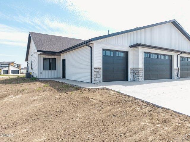 221 Kamrose Dr, Bismarck, ND 58504