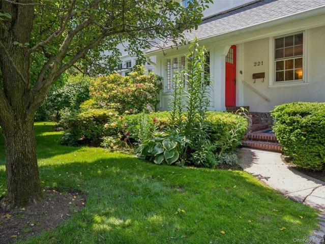 221 Highbrook Ave, Pelham, NY 10803