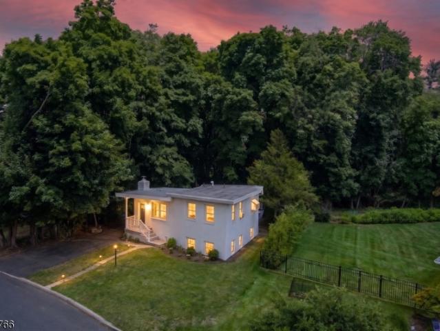 221 Lakeview Dr