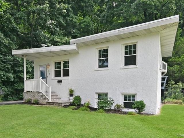 221 Lakeview Dr, Ridgewood, NJ 07450