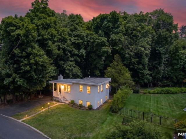 221 Lakeview Drive