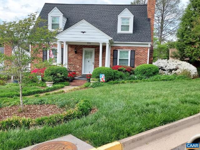 221 Lee Ave