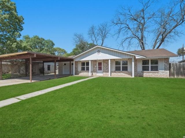 221 Maple Dr, Schertz, TX 78154