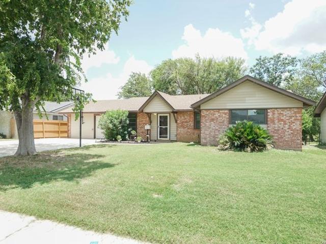 221 Meadow Ln, Schertz, TX 78154