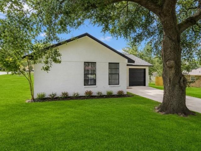 221 N Baron St, Bellville, TX 77418
