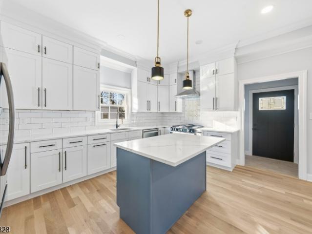 221 North Ave East