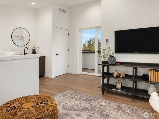 221 NE 75th St, Seattle, WA 98115 | MLS #2481