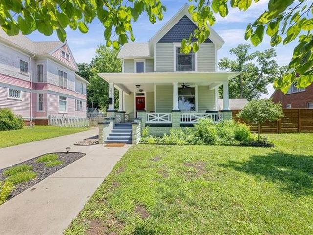 221 S Colborn St, Iola, KS 66749