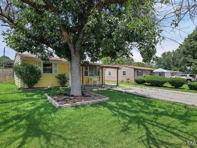 221 Saint John Dr, Cahokia, IL 62206