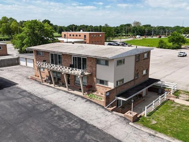 221 Robinhood Ln, Bloomington, IL 61701