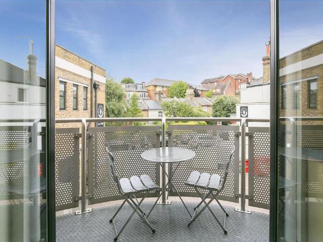 221 Roehampton Lane, SW15 1 bed flat to rent £1,900 pcm £438 pw