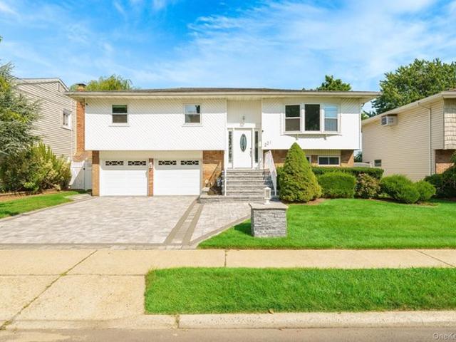 221 Roosevelt Ave, Massapequa Park, NY 11762