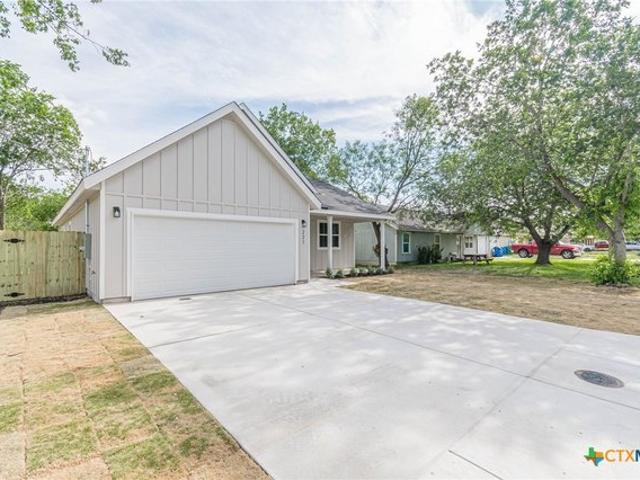 221 Roosevelt Dr, Seguin, TX 78155