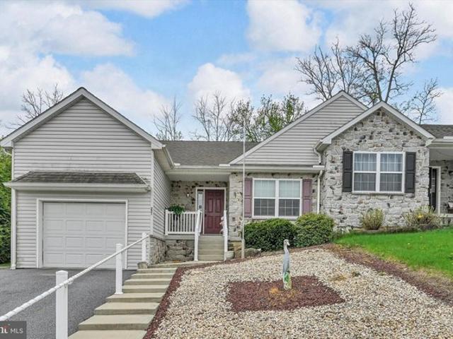 221 Red Fern Dr, East Earl, PA 17519