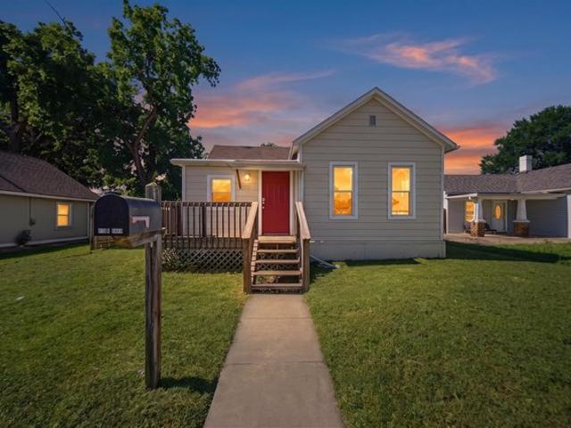 221 W 10th St, Junction City, KS 66441