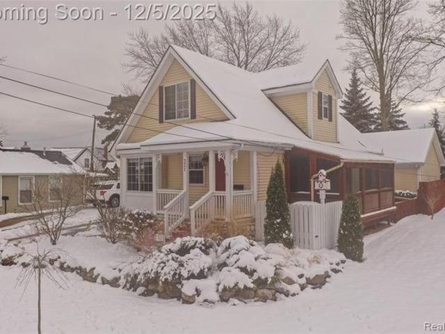 221 W Walled Lake Dr, Walled Lake, MI 48390