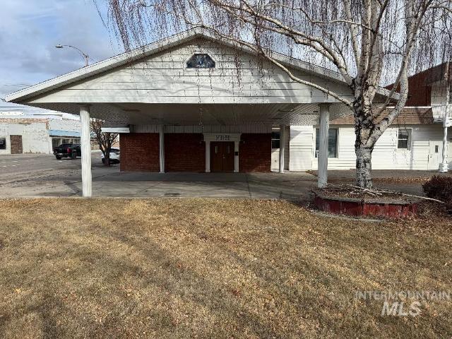 221 W Main St