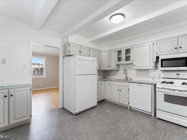 221 W Martin Lane