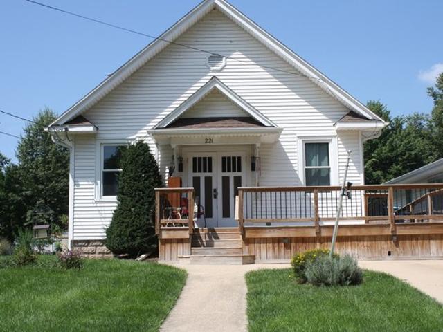 221 W Morgan St, Dixon, IL 61021
