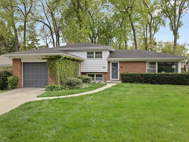 221 W Sheridan Pl, Lake Bluff, IL 60044