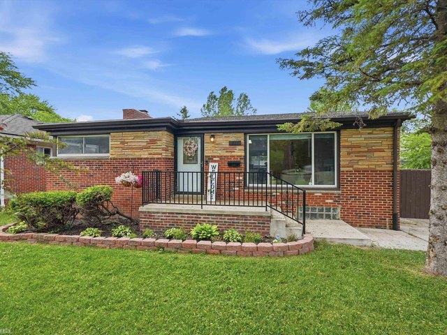 22245 Raymond St, Saint Clair Shores, MI 48082