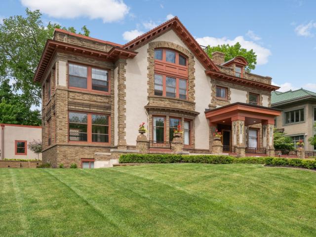 2224 W Lake Of The Isles Parkway