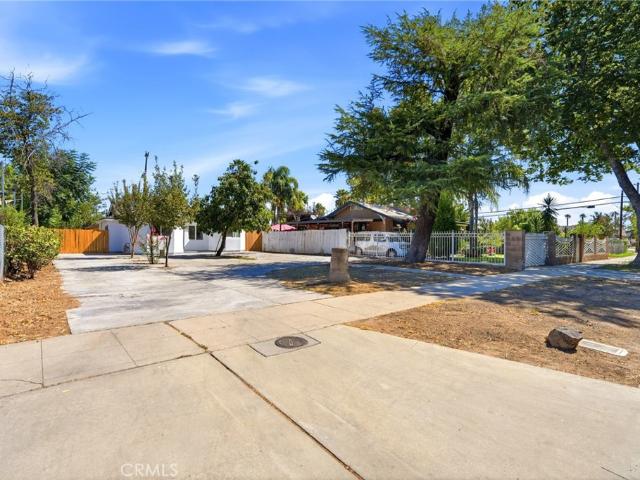 2225 E Lamona