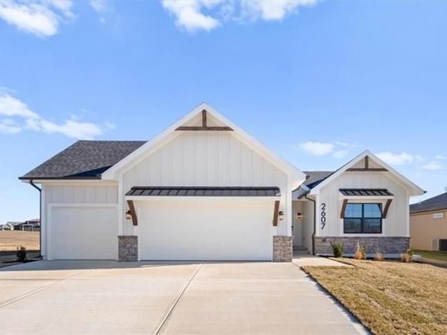 2225 SW Heartland Ct, Lee's Summit, MO 64082