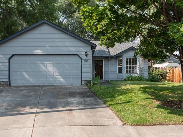 2225 SW 30th Ct, Redmond, OR 97756