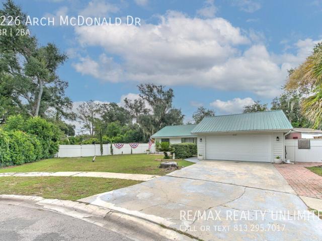 2226 Arch McDonald Dr Dover, FL 33527
