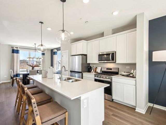 2226 Lakeshore Dr, Schaumburg, IL 60159