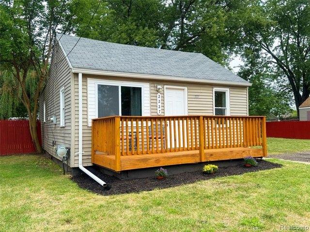 2227 E Boatfield Ave, Burton, MI 48529