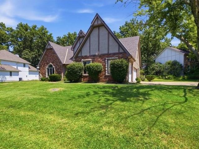 2227 SW Park Avenue Cir, Blue Springs, MO 64015