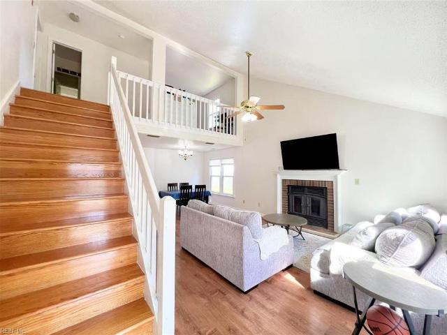 2228 Glenrose CT