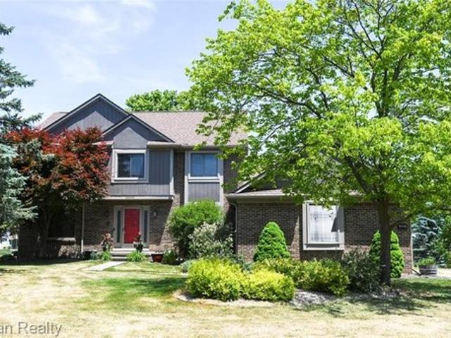 22200 Heatheridge Ln, Farmington, MI 48167