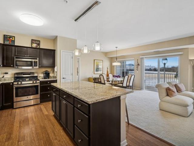 2220 Founders Dr Apt 107, Northbrook, IL 60062