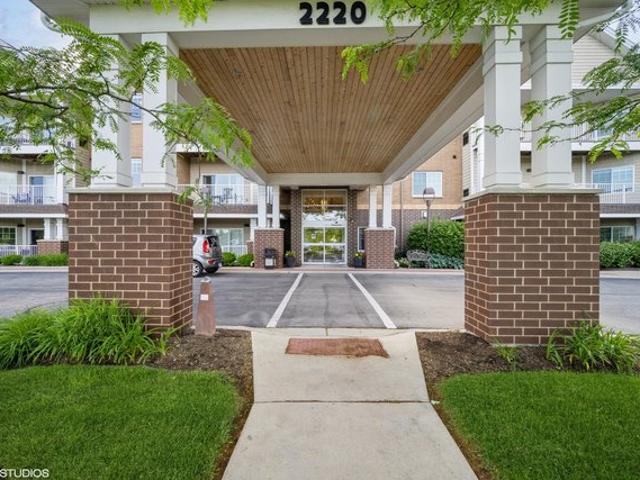 2220 Founders Dr Apt 325, Northbrook, IL 60062
