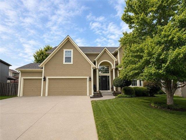 2220 SW Hawk View Rd, Lee's Summit, MO 64082