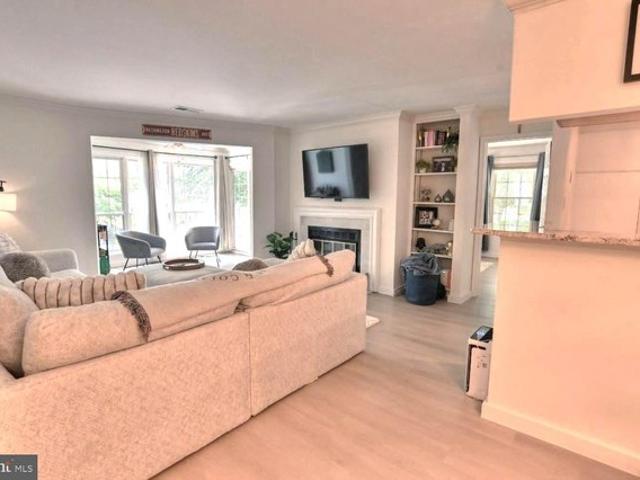 2220 Springwood Dr Apt C, Reston, VA 20191