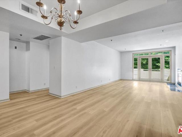 2222 n beachwood drive 408