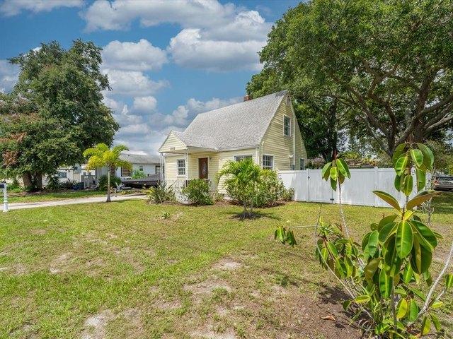 2222 51st St S, Gulfport, FL 33707