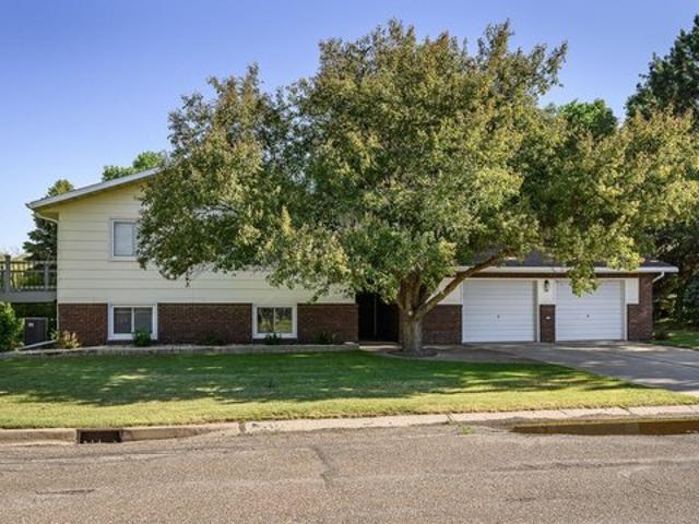222 3rd St W, Center, ND 58530