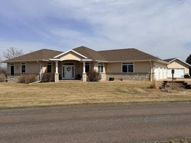 222 Country Club Ln, Milbank, SD 57252