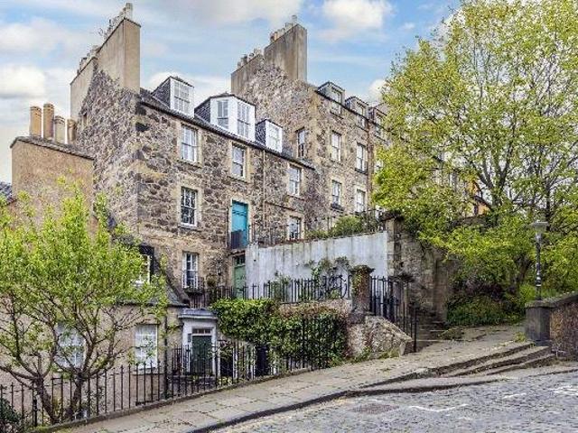 22/2 Calton Hill, Edinburgh, EH1 3BJ