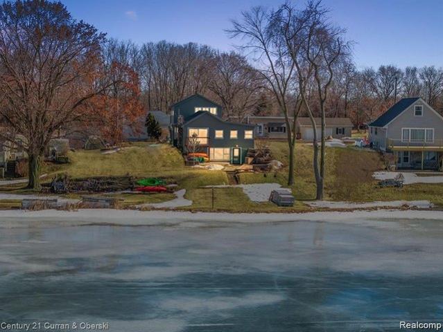 222 Ackerson Lake Dr, Jackson, MI 49201
