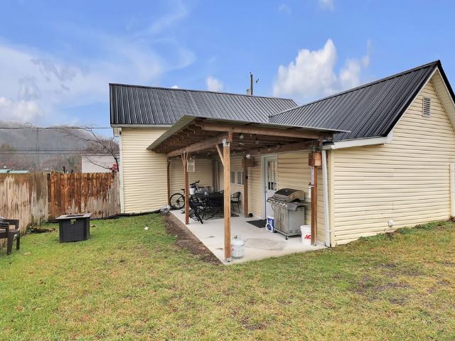 222 Douglas Dr