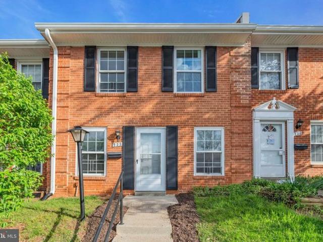 222 N Auburn Dr, Sterling, VA 20164