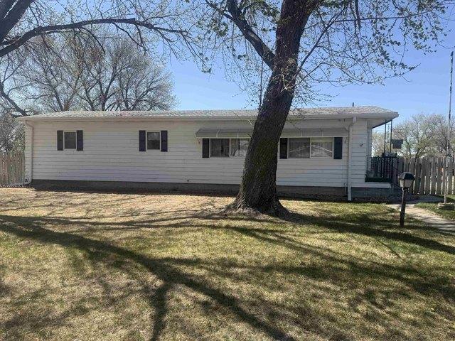 222 S Arthur St, Holdrege, NE 68949
